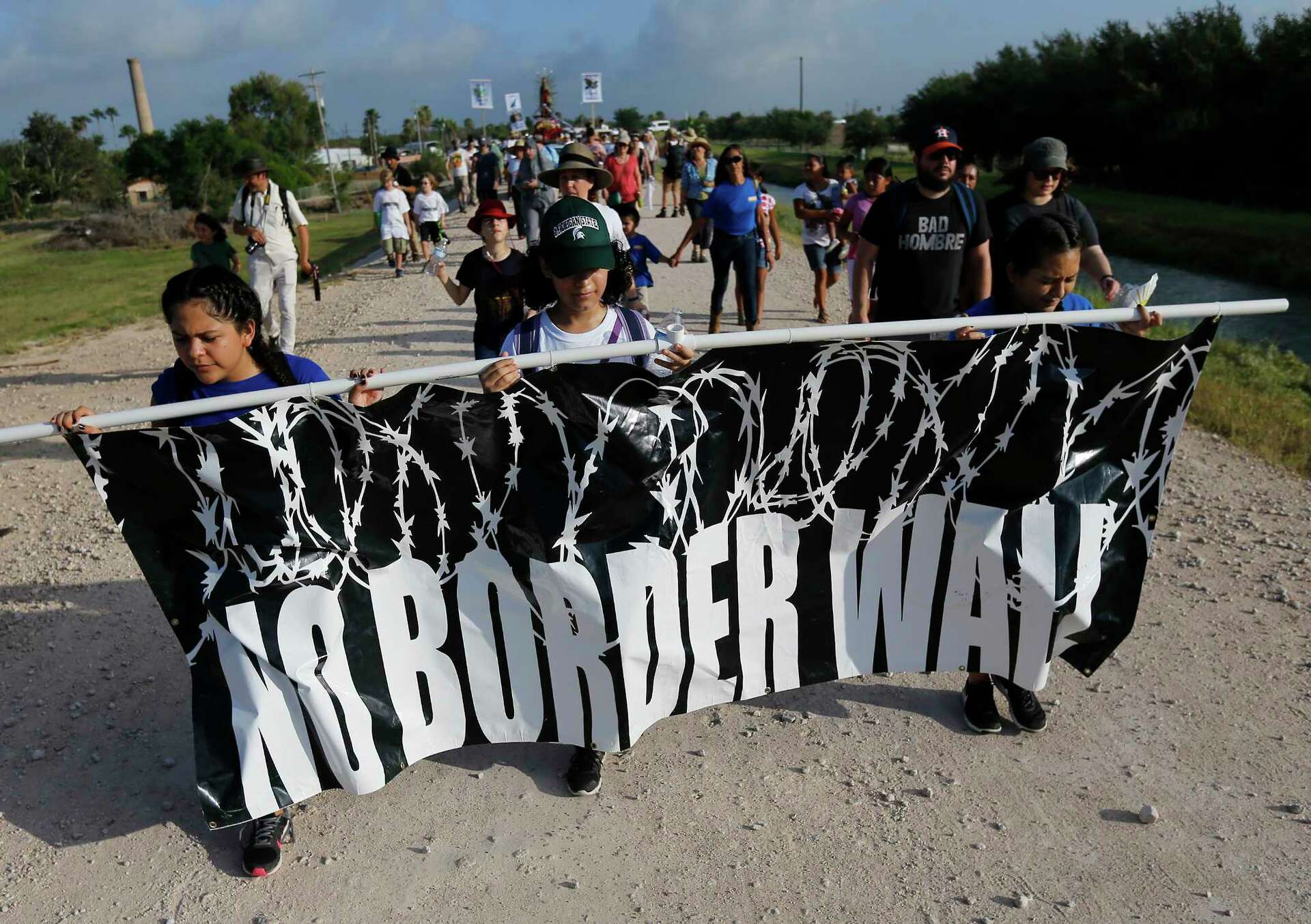 Advocates stage first big Texas protest against border wall