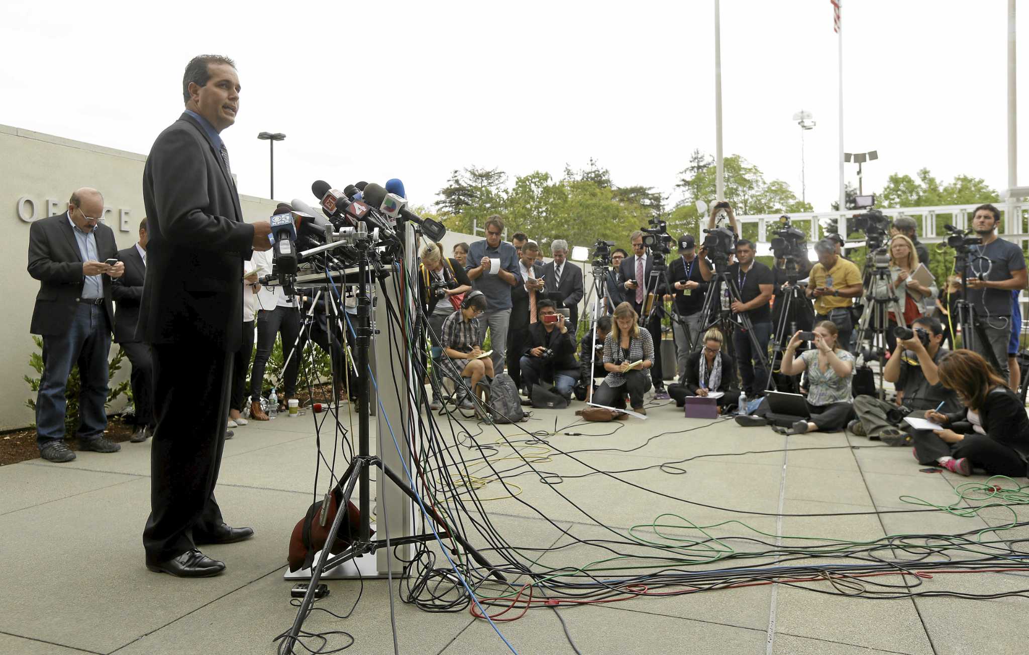Officials: Robin Williams hanged self in bedroom