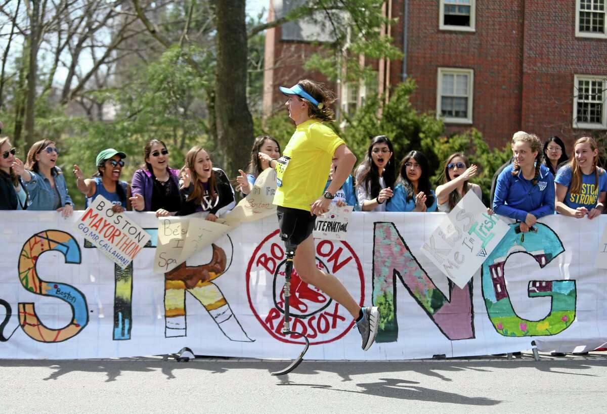 In show of defiance, 32,000 run Boston Marathon a year after bombings