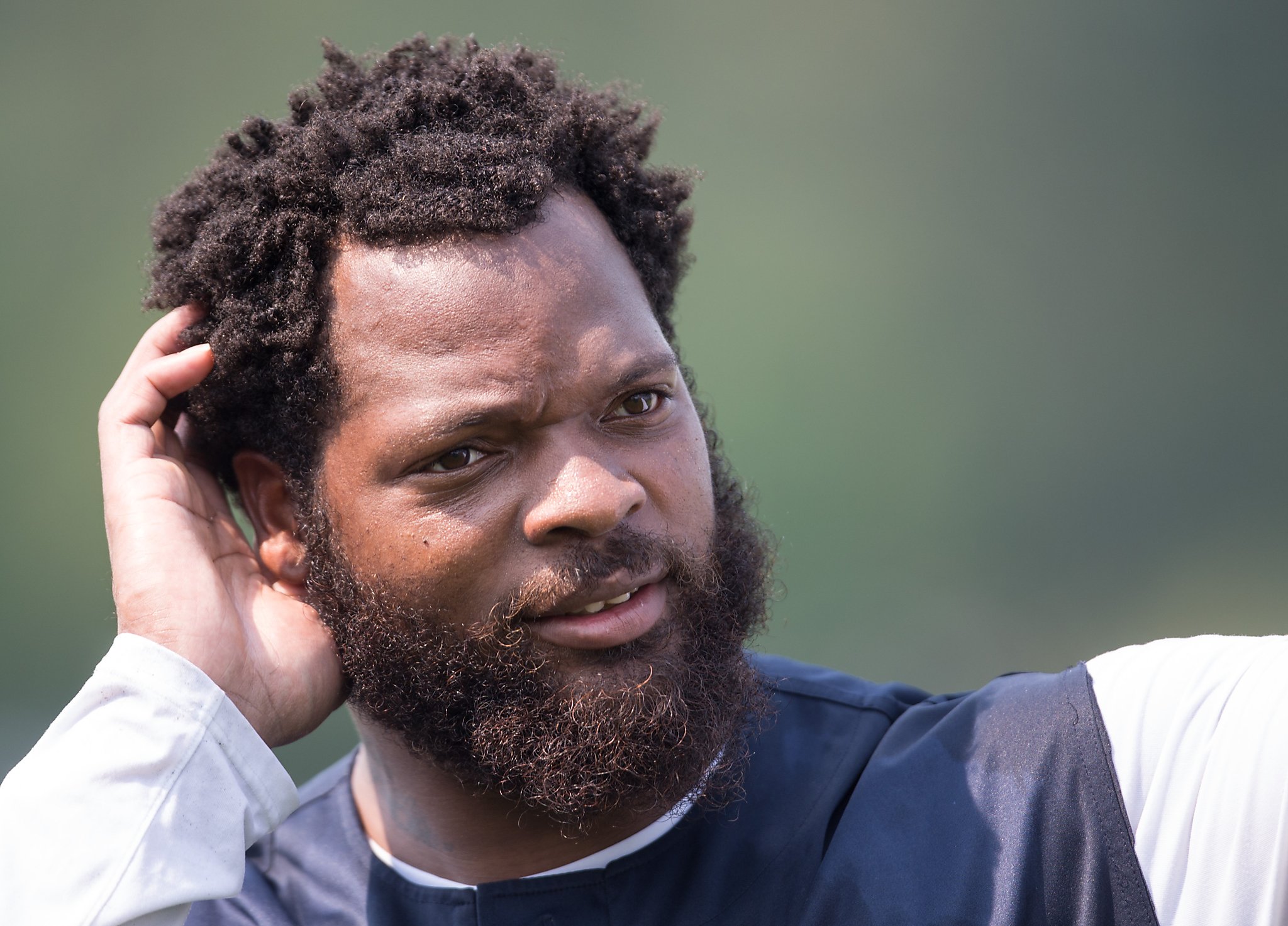 Seahawks' Michael Bennett sits for national anthem before preseason game