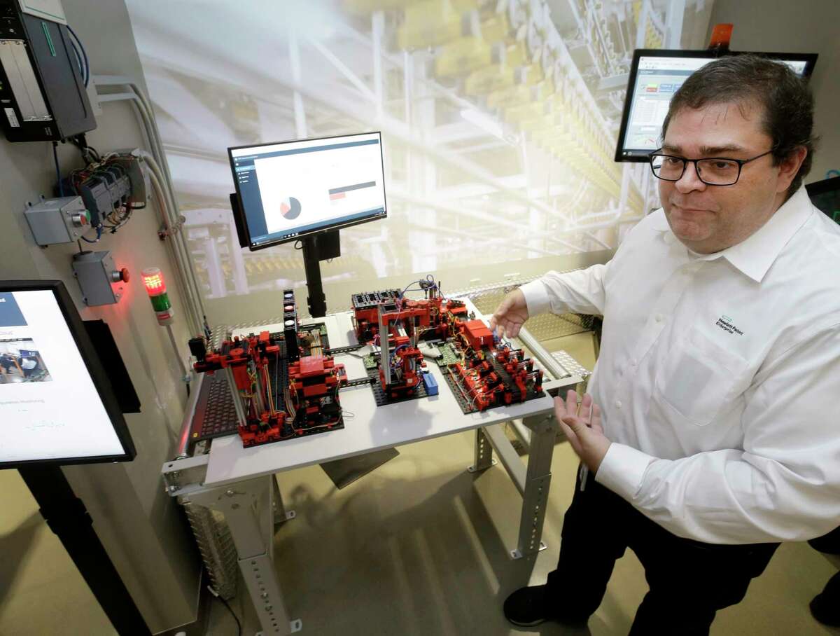 Houston lab working to connect the internet's many dots