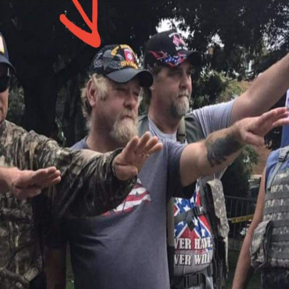Man wearing 82nd Airborne hat doing KKK salute in Charlottesville, gets ...