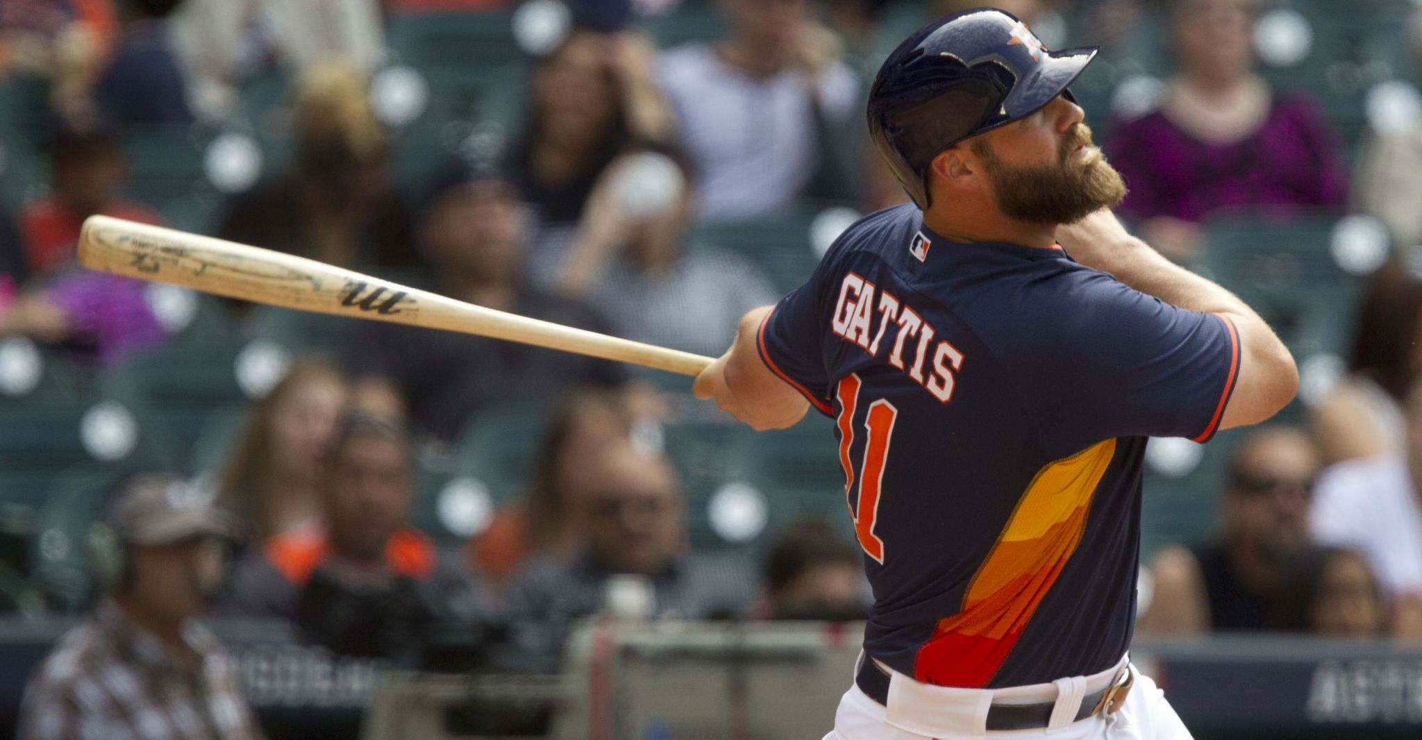 Astros' Evan Gattis passes concussion test, takes batting practice