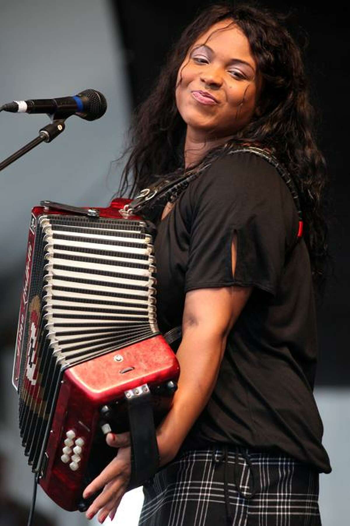 Rosie Ledet and the Zydeco Playboys turn up the heat at Cafe Nine (video)