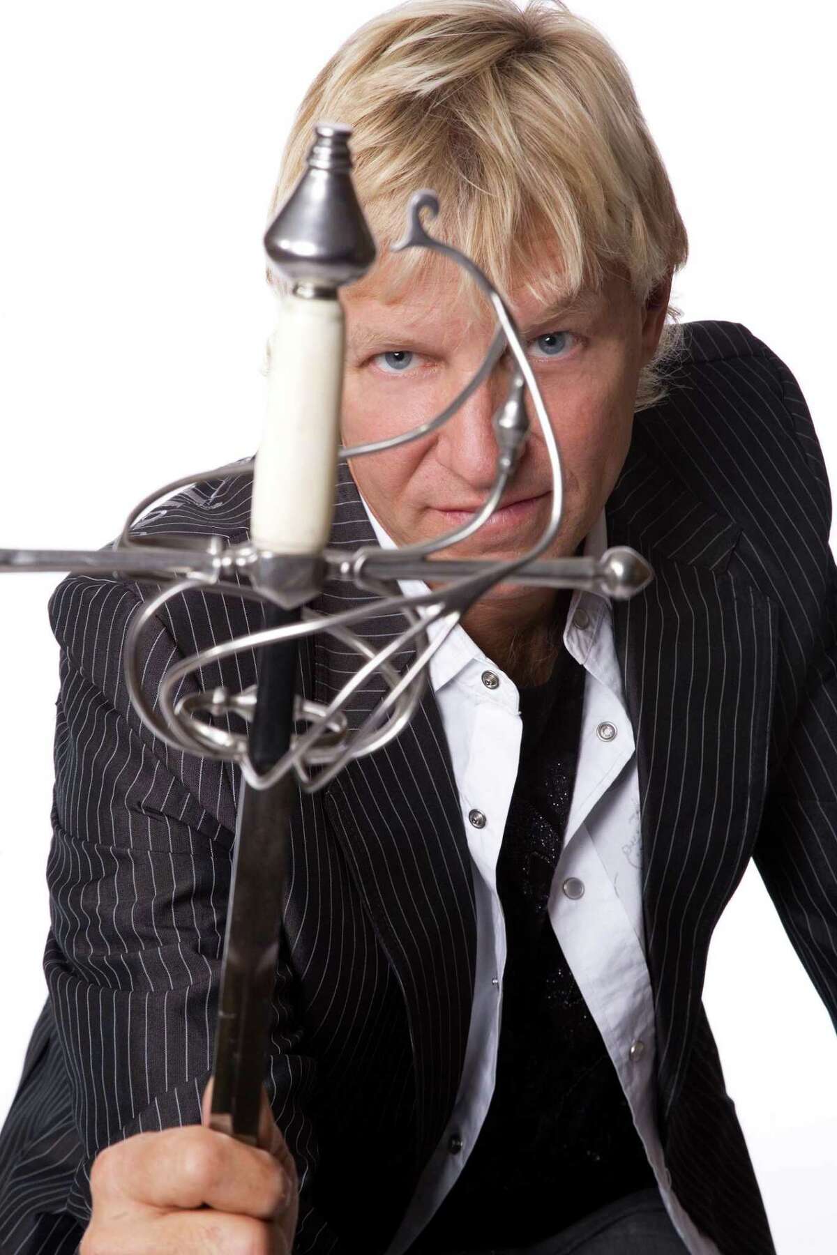 Sword-swallowing king to swallow swords another sword swallower swallowed