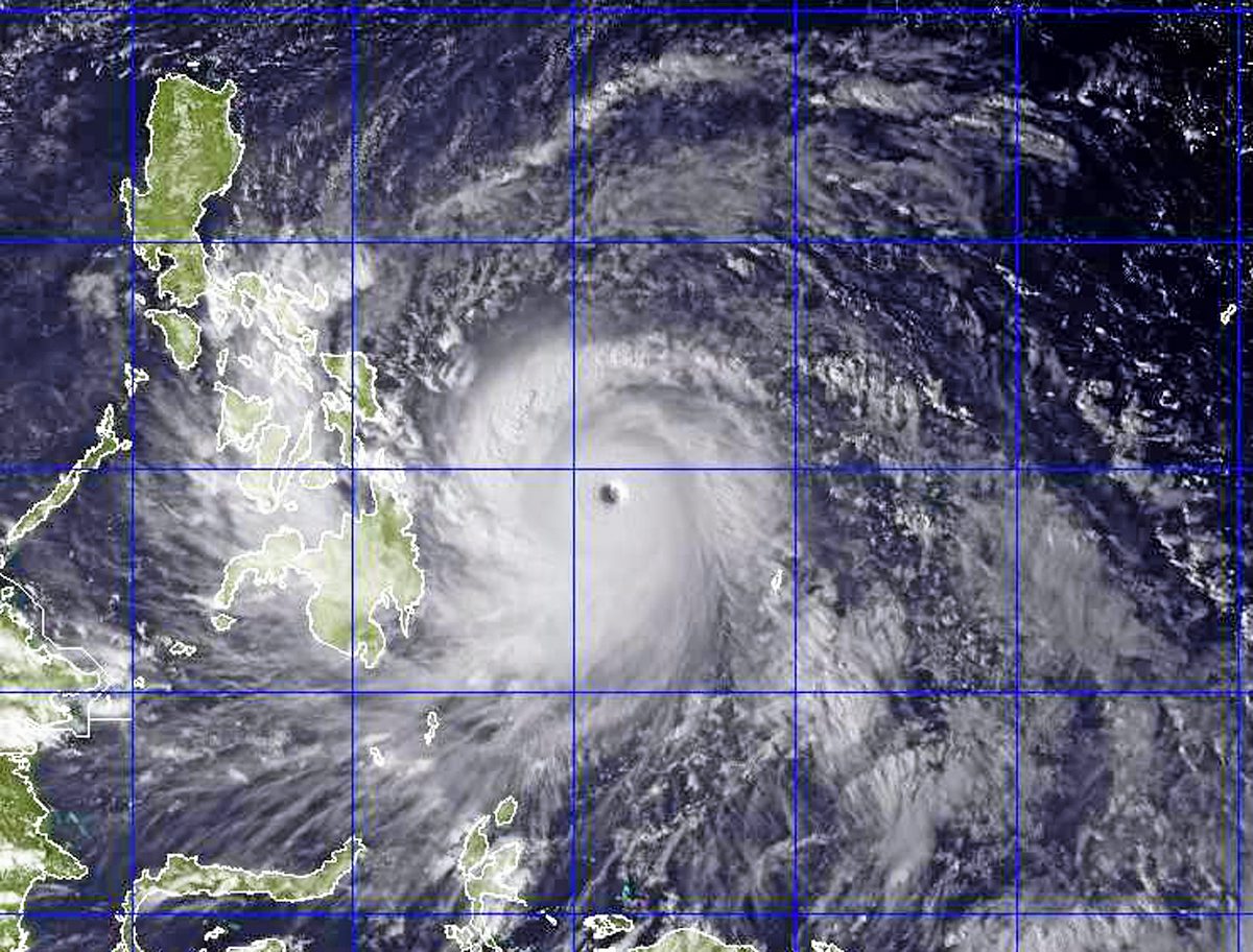 Thousands flee before Typhoon Haiyan hits Philippines