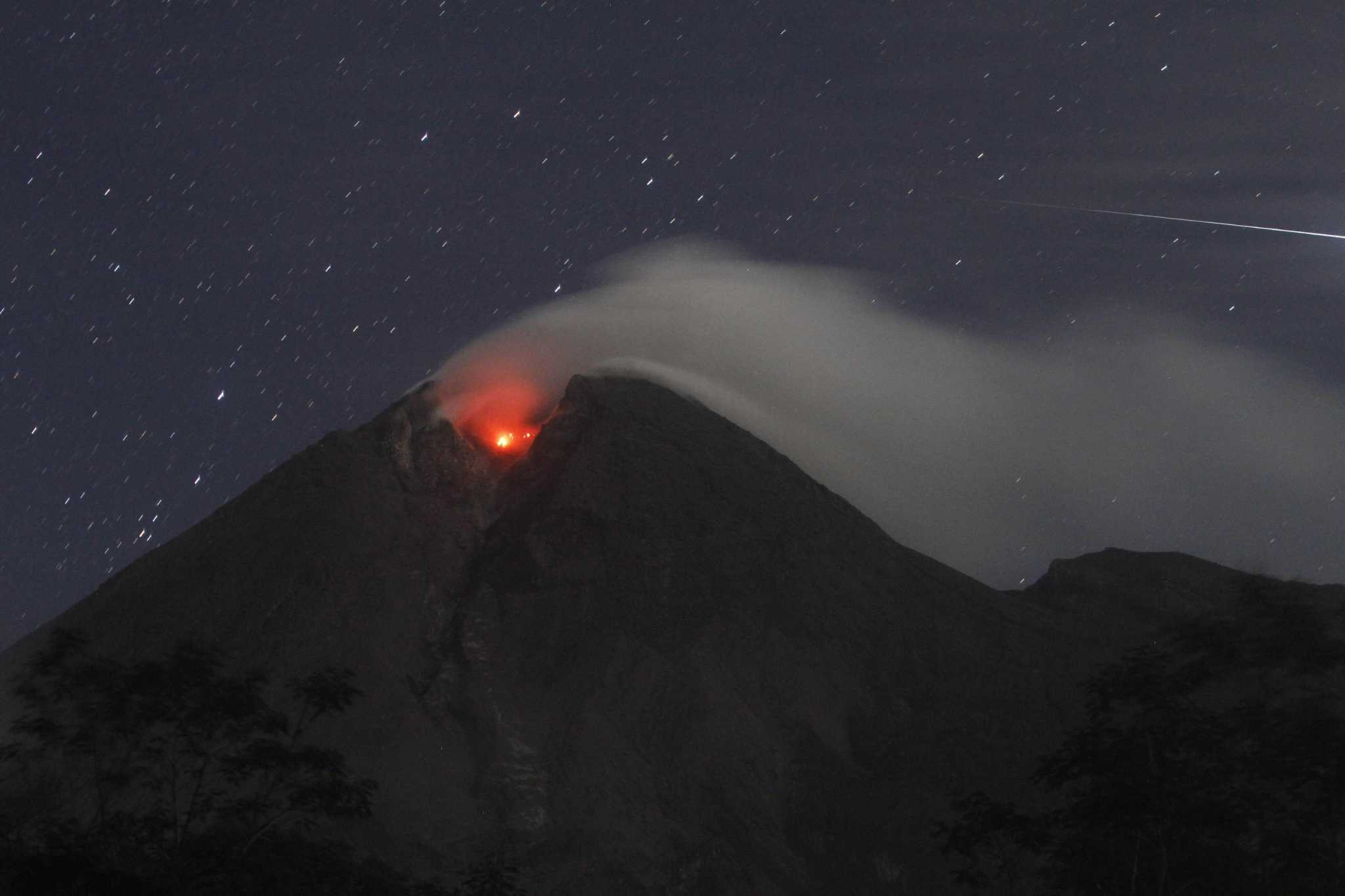 Indonesia volcano shoots new blast; 21 more rumble