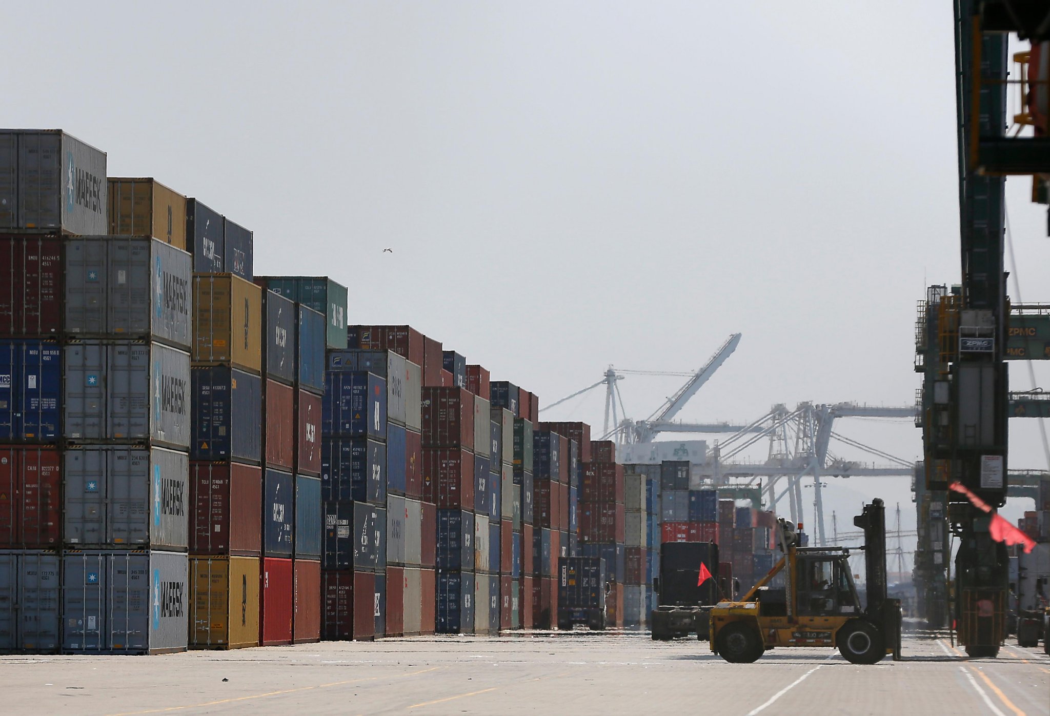 Amid geopolitical turmoil, union cuts deal with port operators