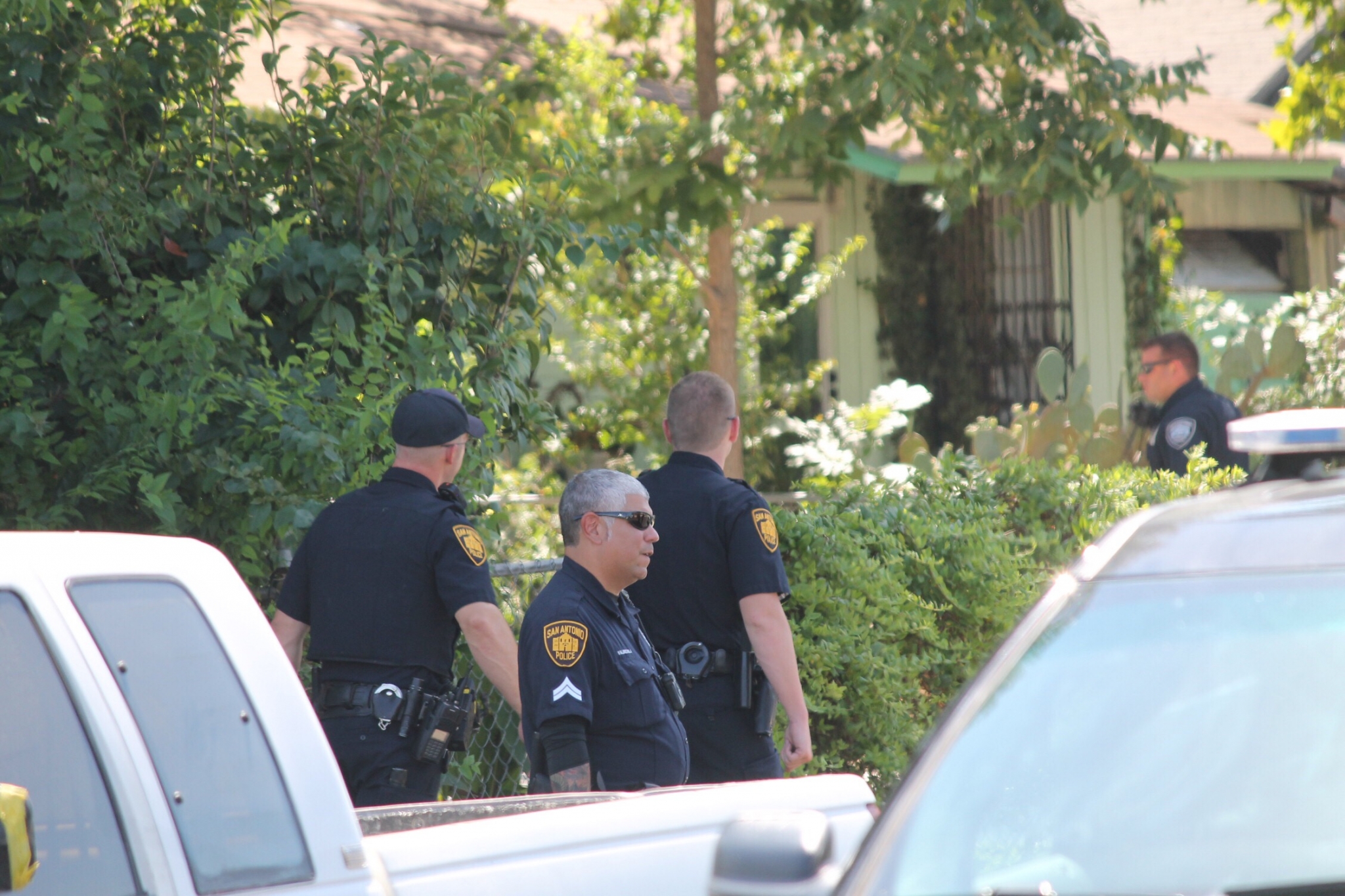 Search for man wanted in aggravated robbery causes SAPD to swarm a West ...
