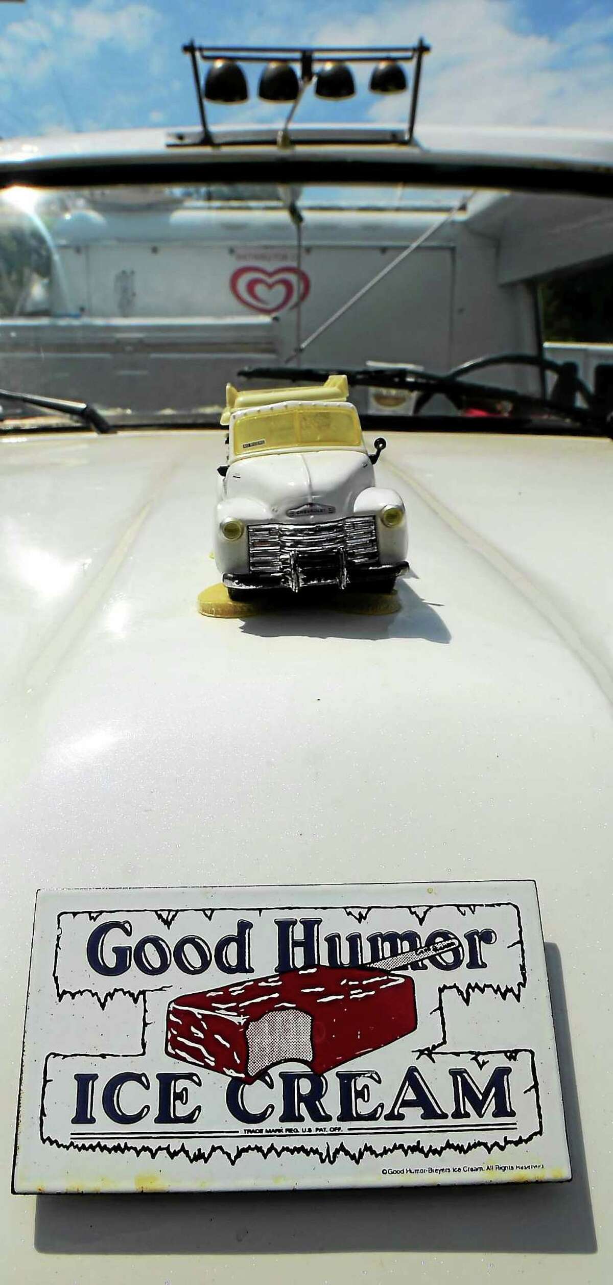 Madison’s Papa Joe retires, sells Good Humor truck and biz to ‘Coach Jim’