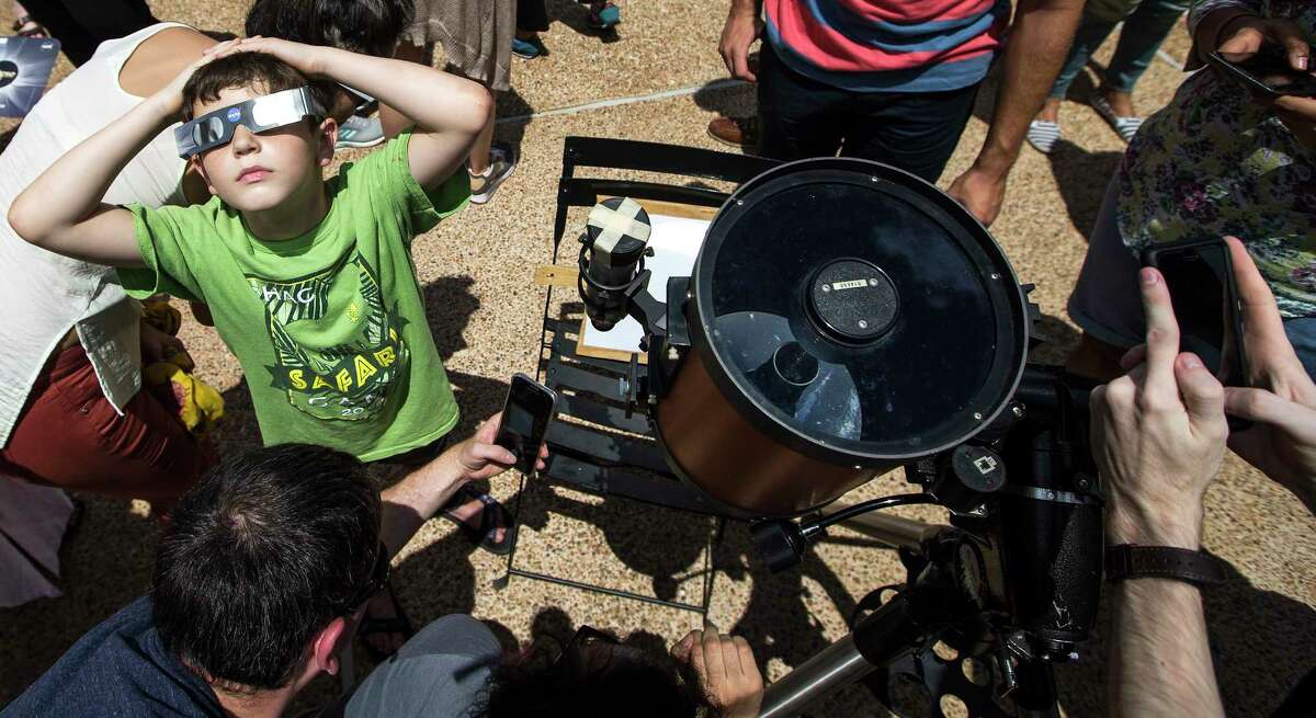 Houston takes in great American solar eclipse