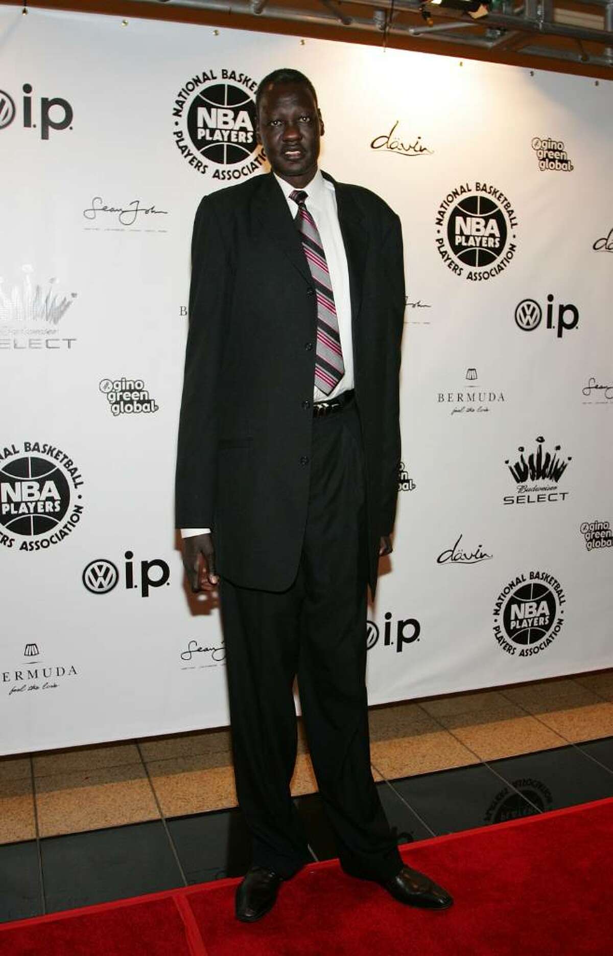 Former UB, NBA star and humanitarian Manute Bol dies at 47