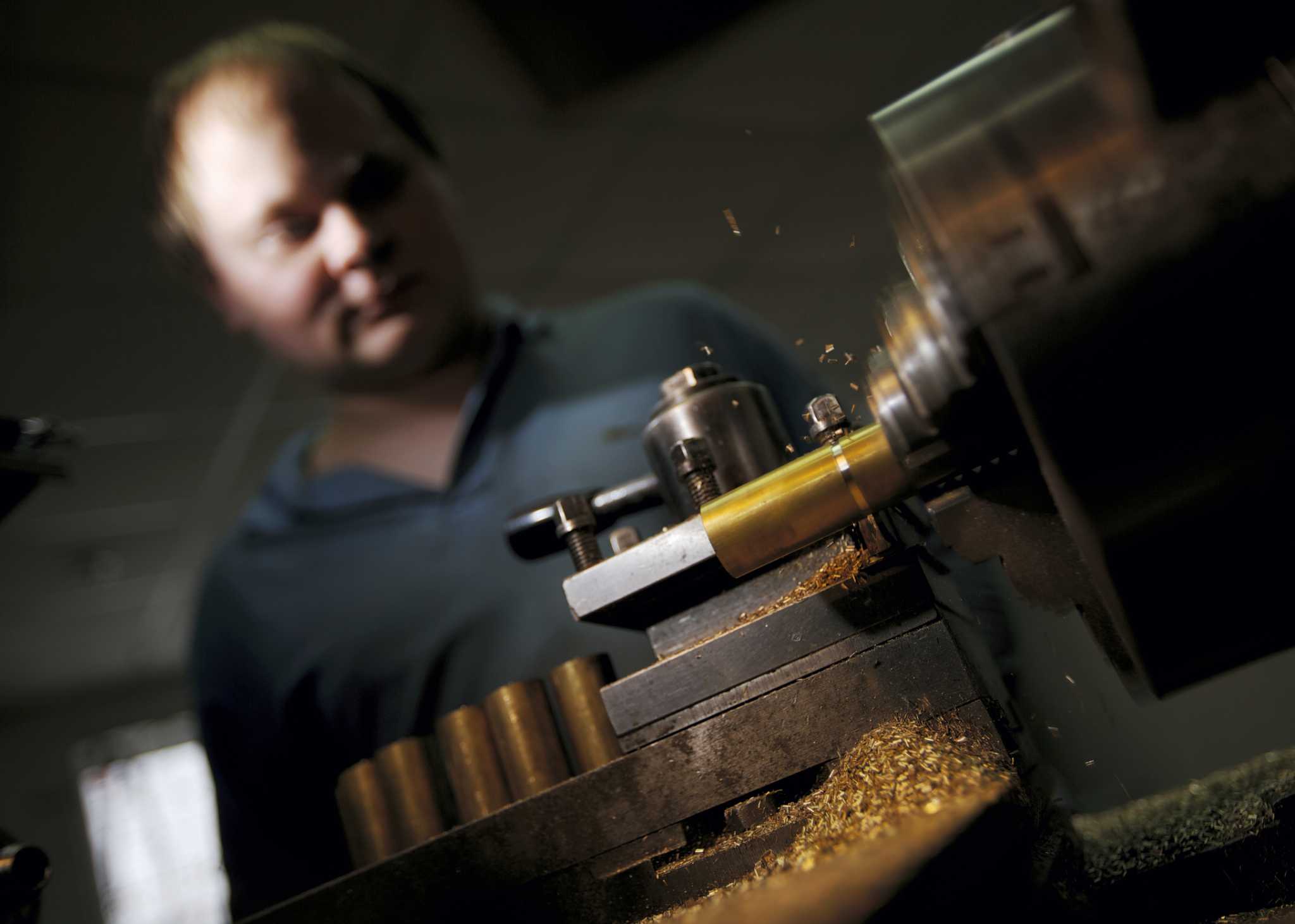 US musician makes mics in Russia using Kalashnikov machinery
