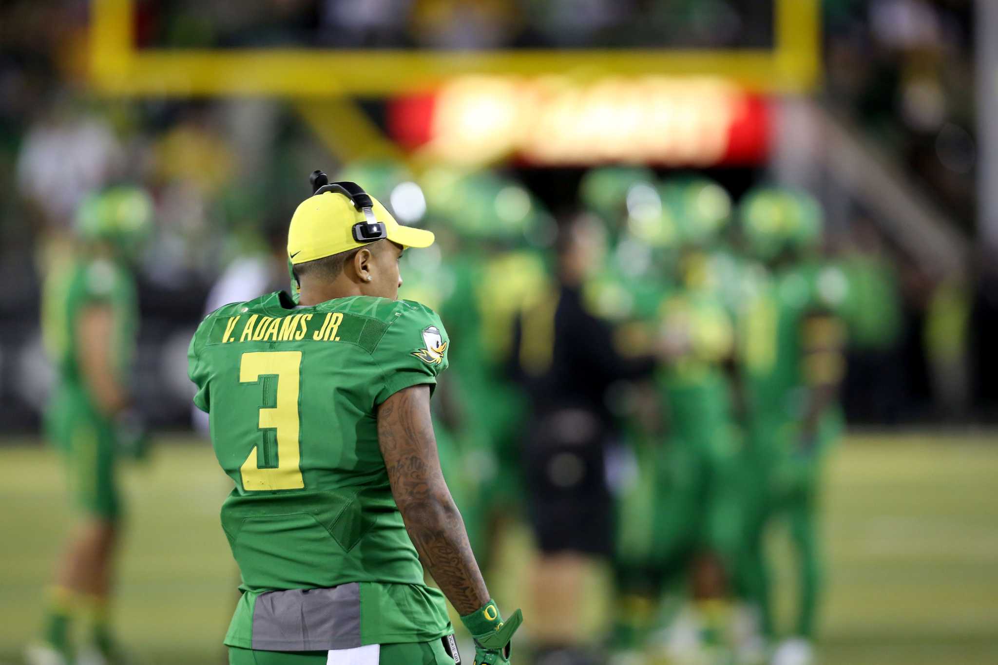 College football: Oregon drops out of Top 25 for first time since 2009