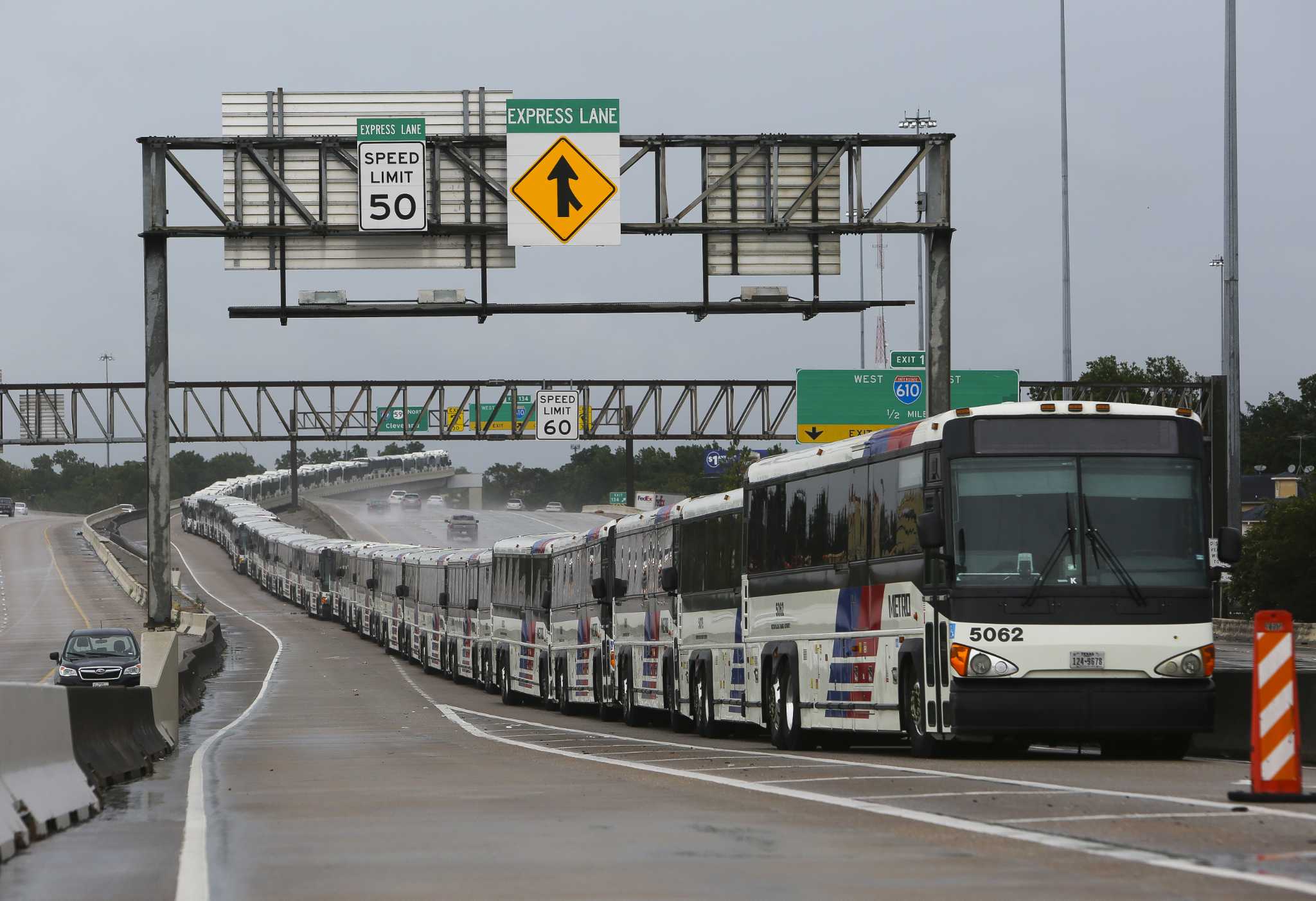 Ahead of Hurricane Harvey, Houston Metro lines up 120 empty buses in ...