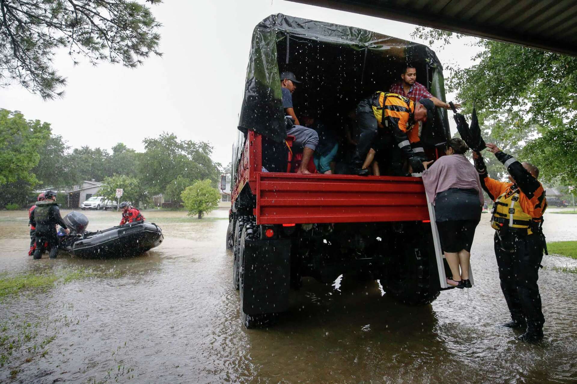 Ahead of Hurricane Harvey, Houston Metro lines up 120 empty buses in ...