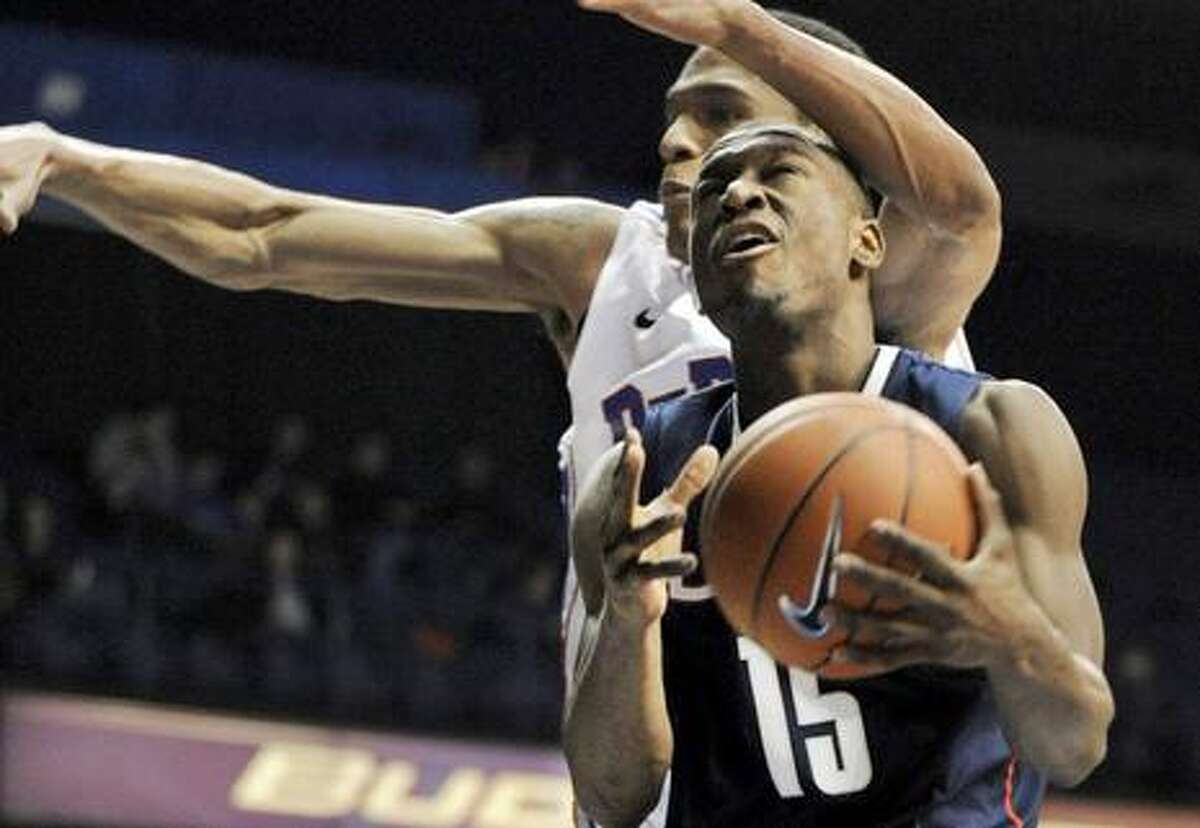 Kemba Walker's 31 points lead UConn to easy 82-62 win over Depaul