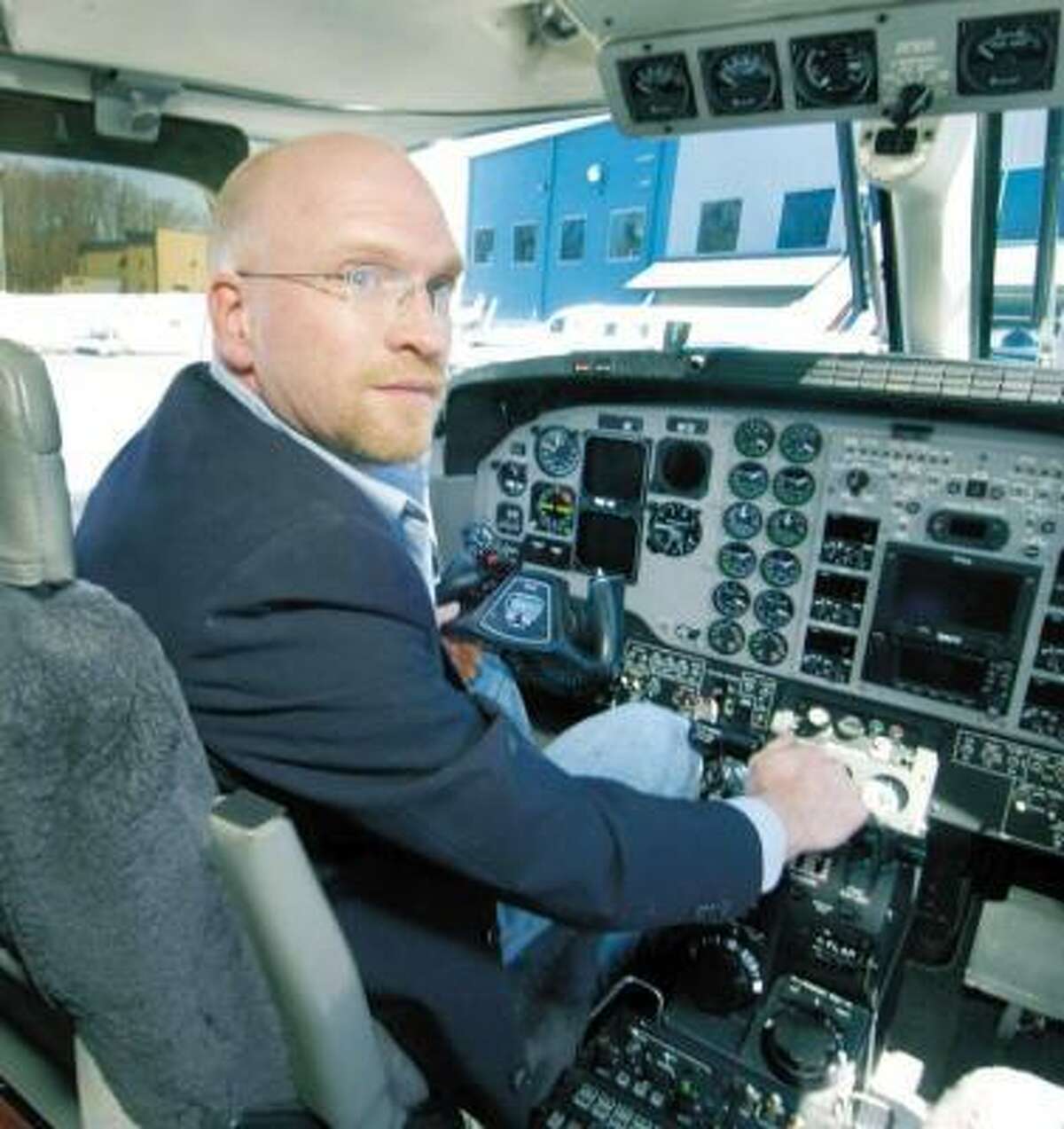 Connecticut man helps land plane after pilot dies
