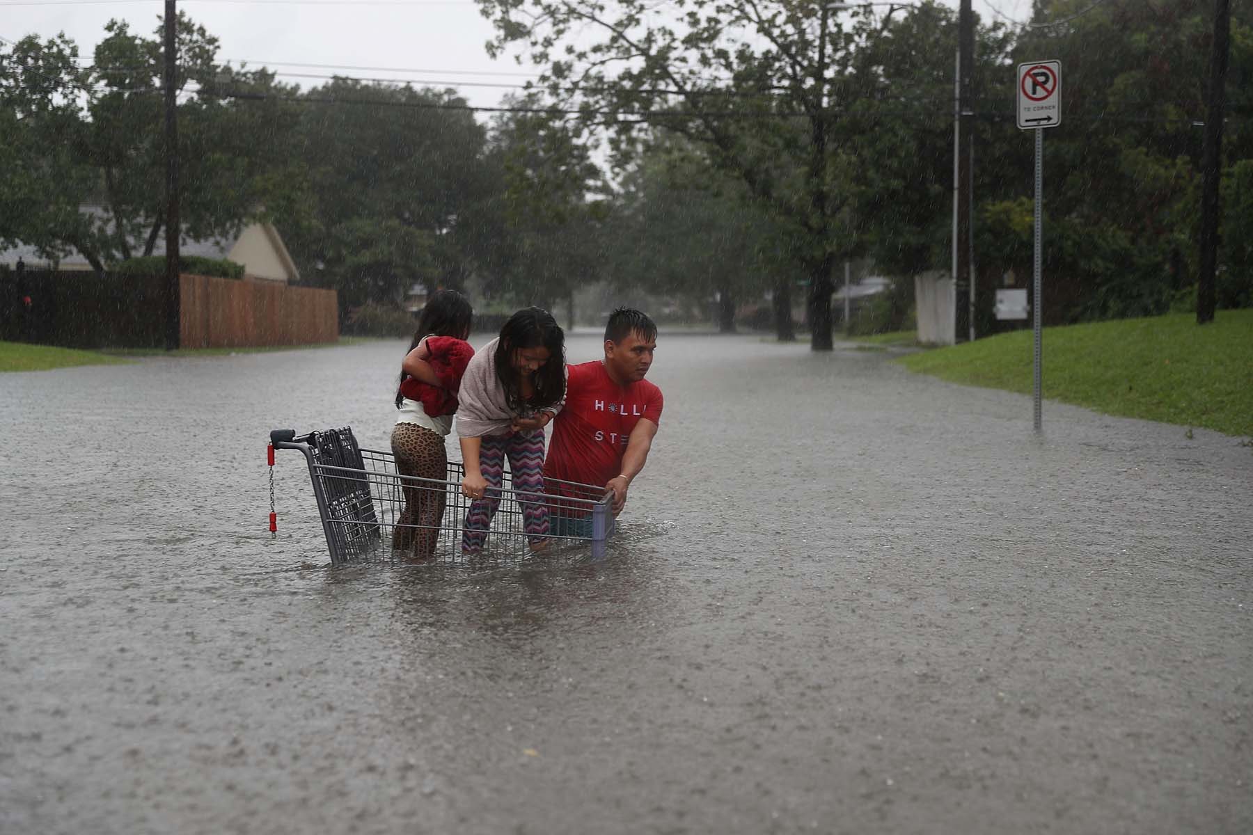 Heartbreaking photos show Texans evacuating homes as flood waters rise ...