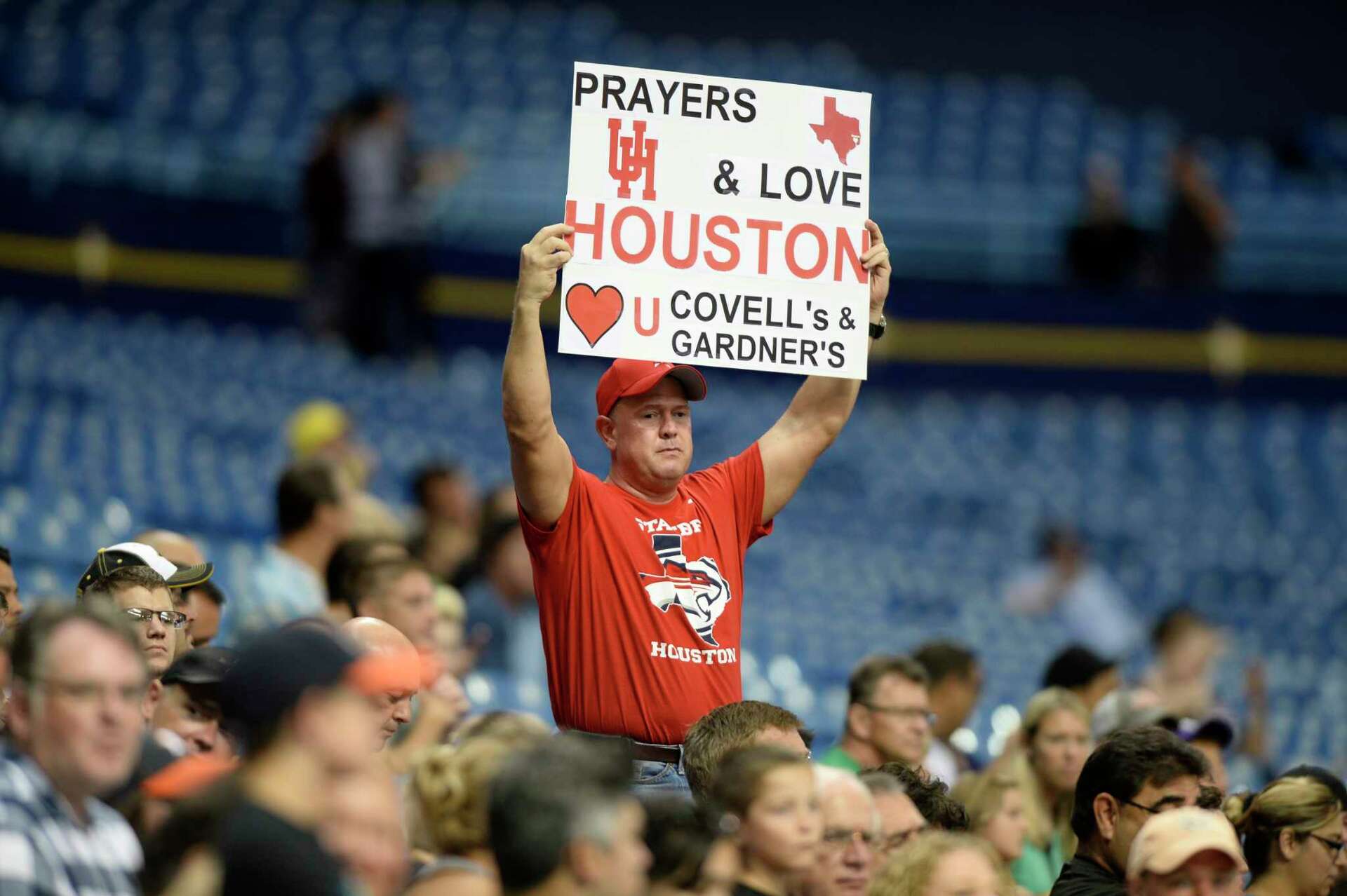Astros fan has the best sign in support of Houston