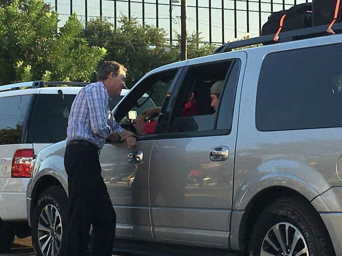 H-E-B sends 300 San Antonio employees to aid Houston Harvey recovery