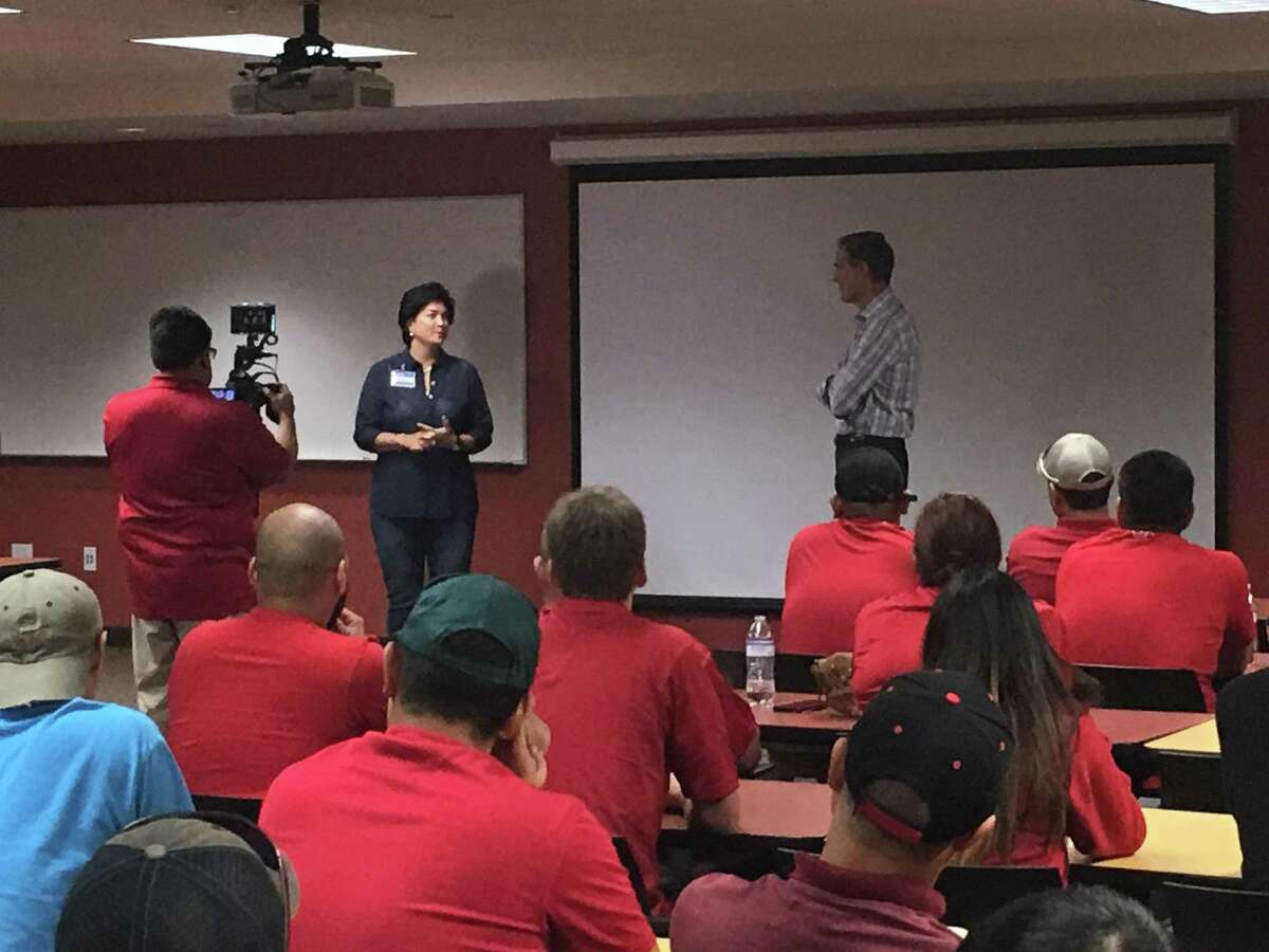 H-E-B sends 300 San Antonio employees to aid Houston Harvey recovery