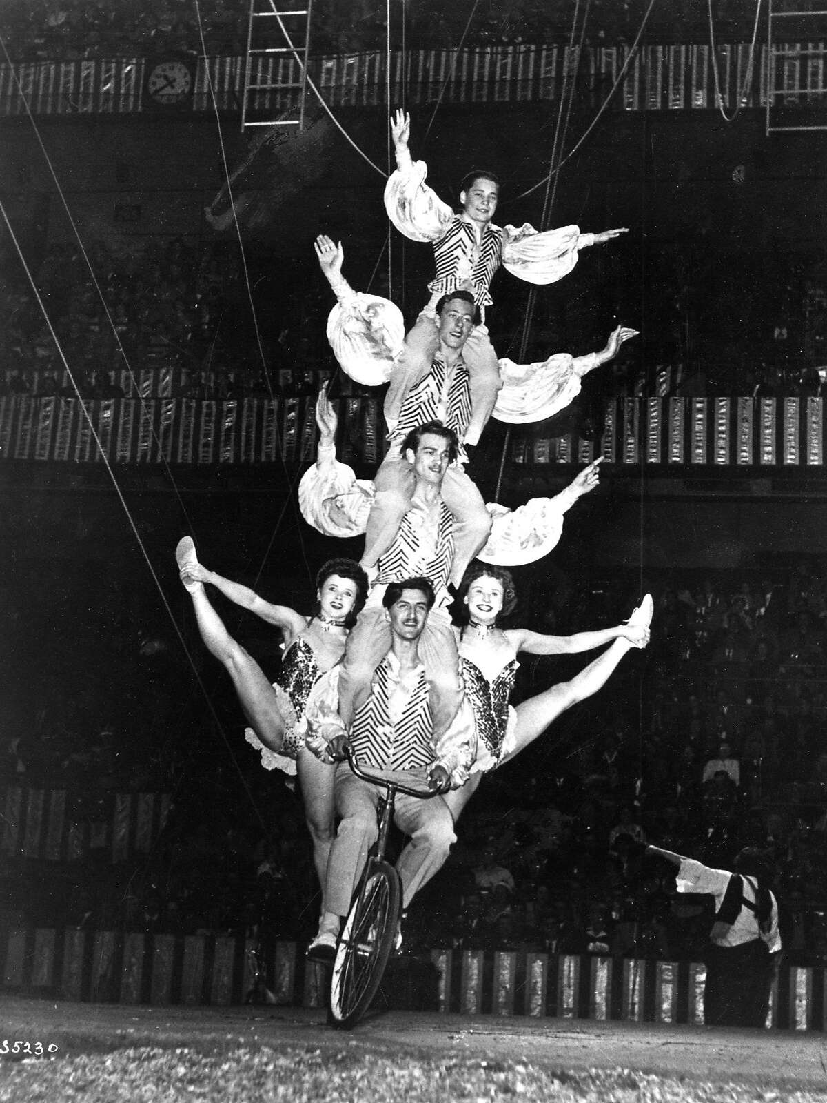 Vintage photos: When the circus still came to town