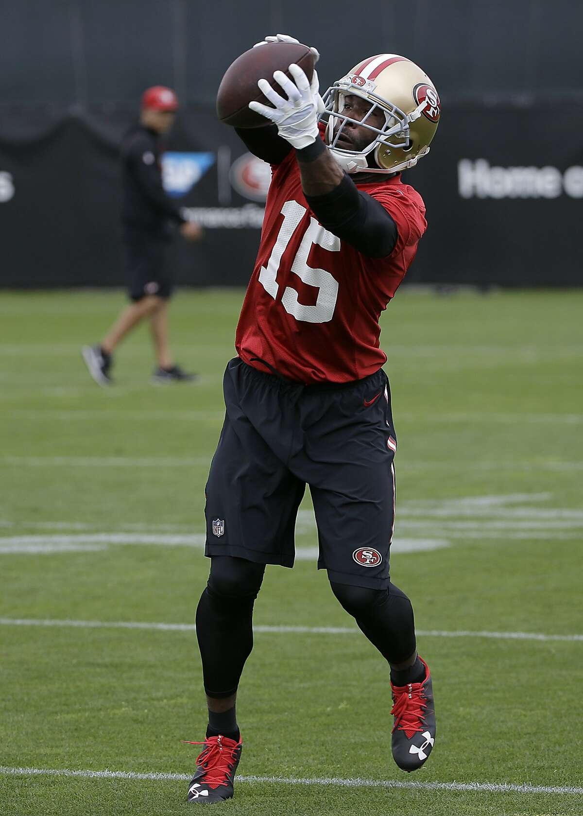 When game turns physical, Pierre Garcon gives as well as he receives