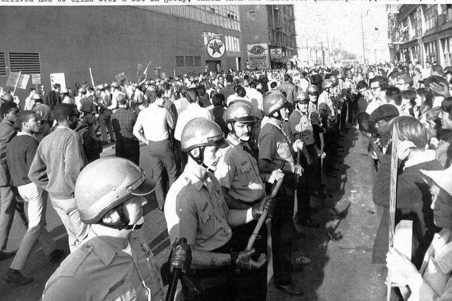1967 Vietnam War protest photos show savagery by police in Oakland ...