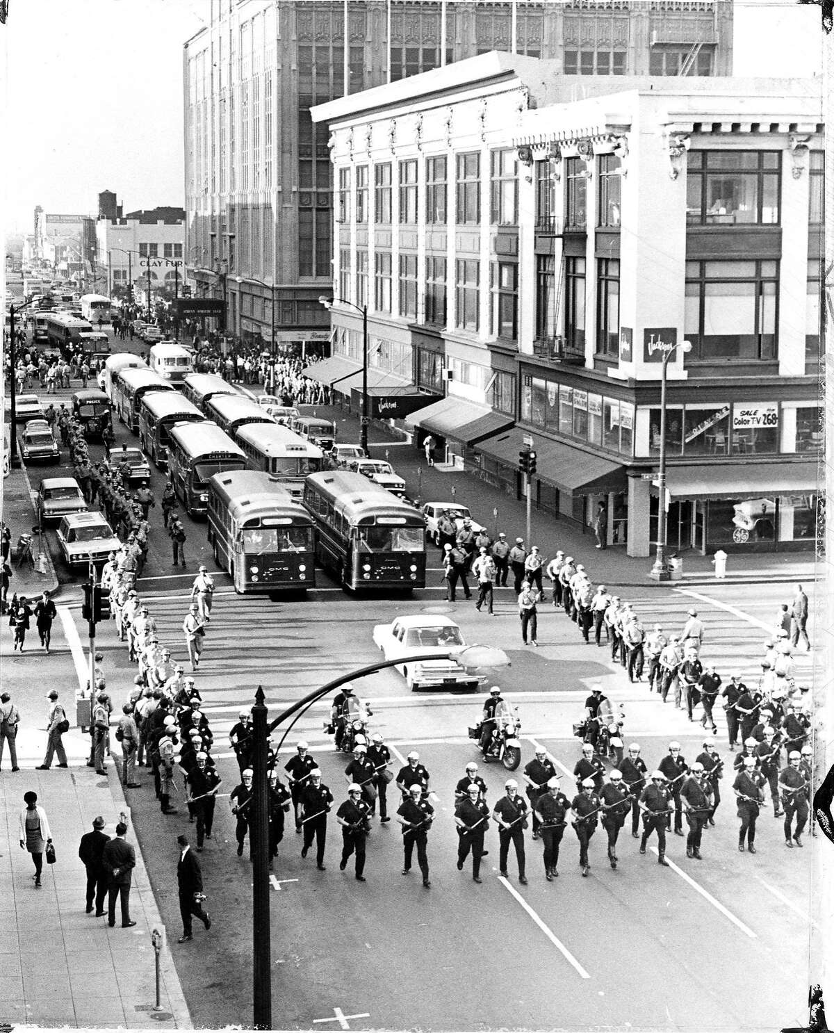 1967 Vietnam War protest photos show savagery by police in Oakland