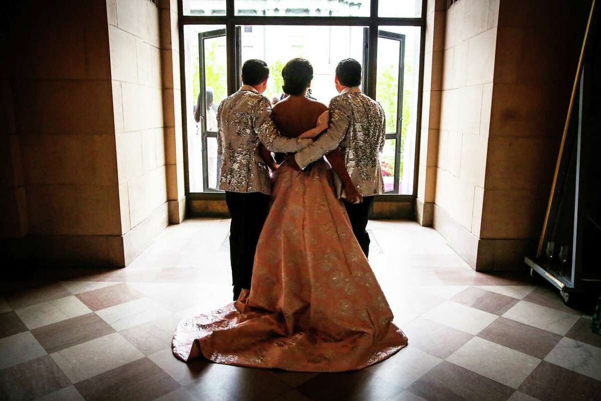 An Opera gala with a cast of thousands, all a-glitter