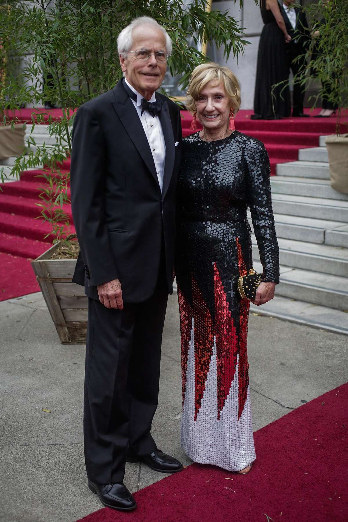 An Opera gala with a cast of thousands, all a-glitter
