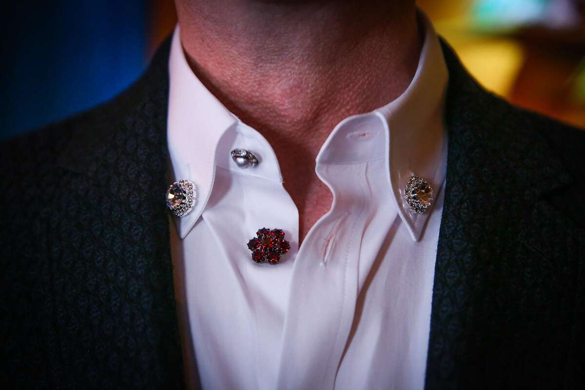 An Opera gala with a cast of thousands, all a-glitter