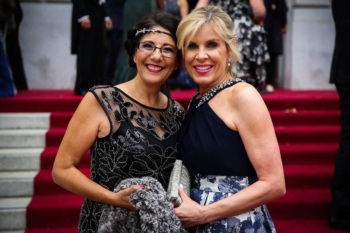 An Opera gala with a cast of thousands, all a-glitter