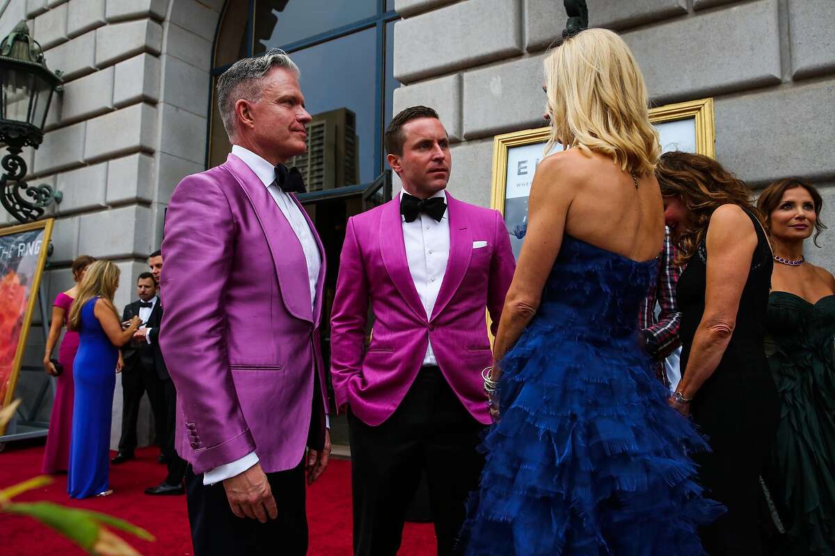 An Opera gala with a cast of thousands, all a-glitter