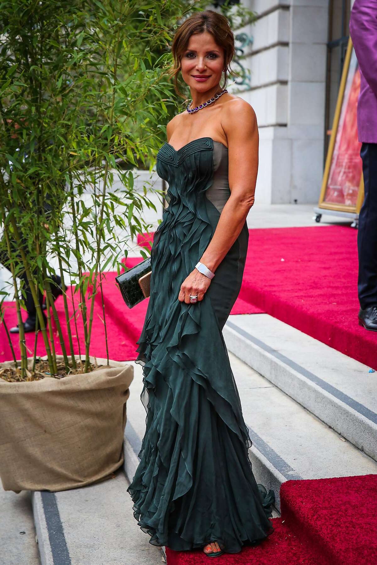 An Opera gala with a cast of thousands, all a-glitter