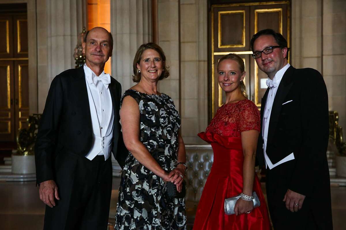 An Opera gala with a cast of thousands, all a-glitter