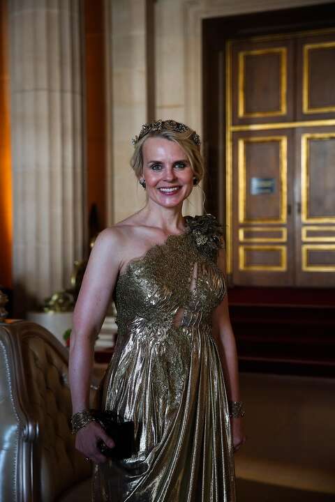 An Opera gala with a cast of thousands, all a-glitter