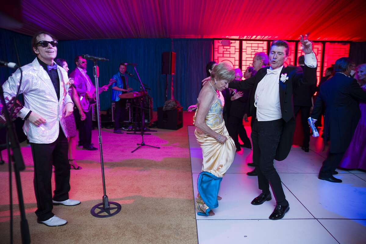 An Opera gala with a cast of thousands, all a-glitter