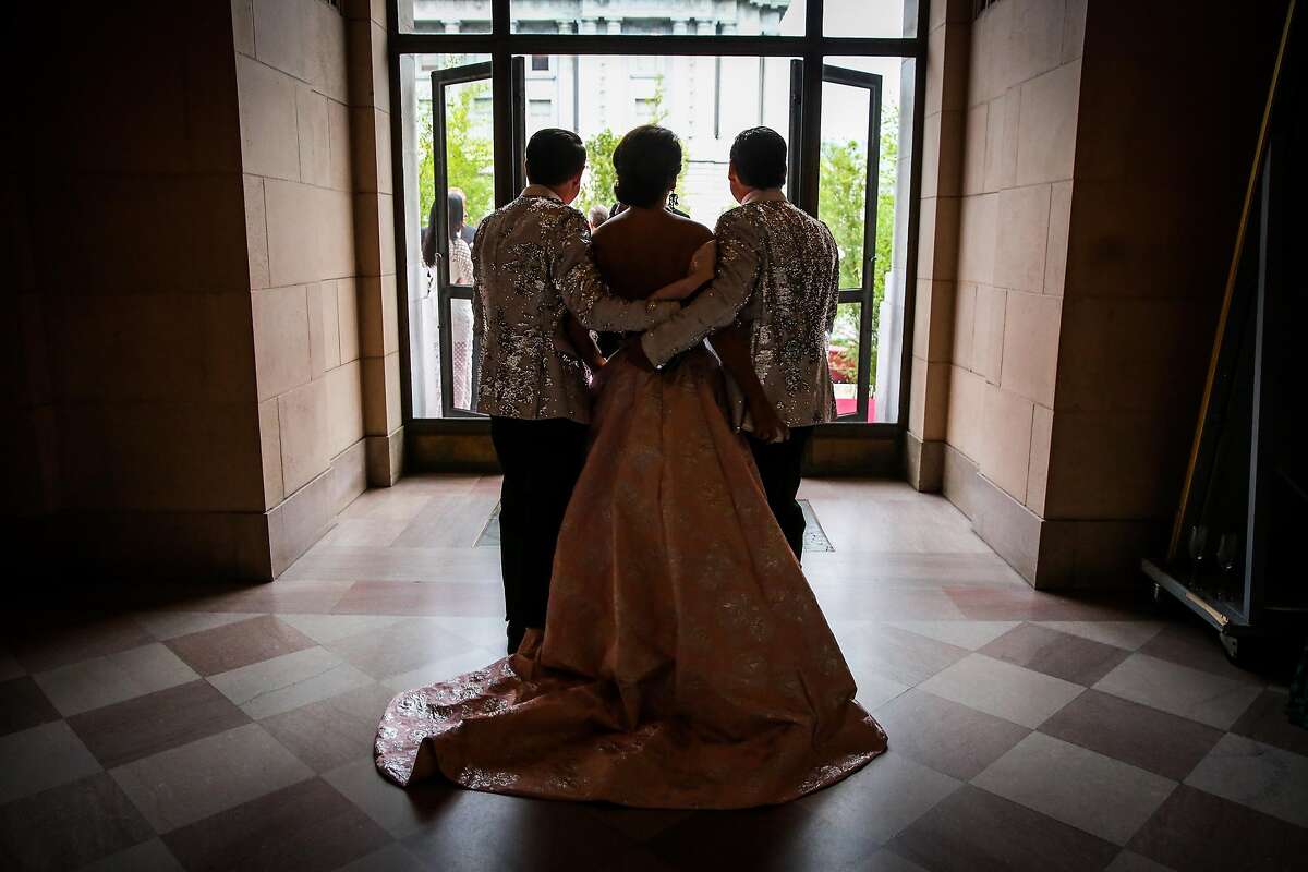 An Opera gala with a cast of thousands, all a-glitter