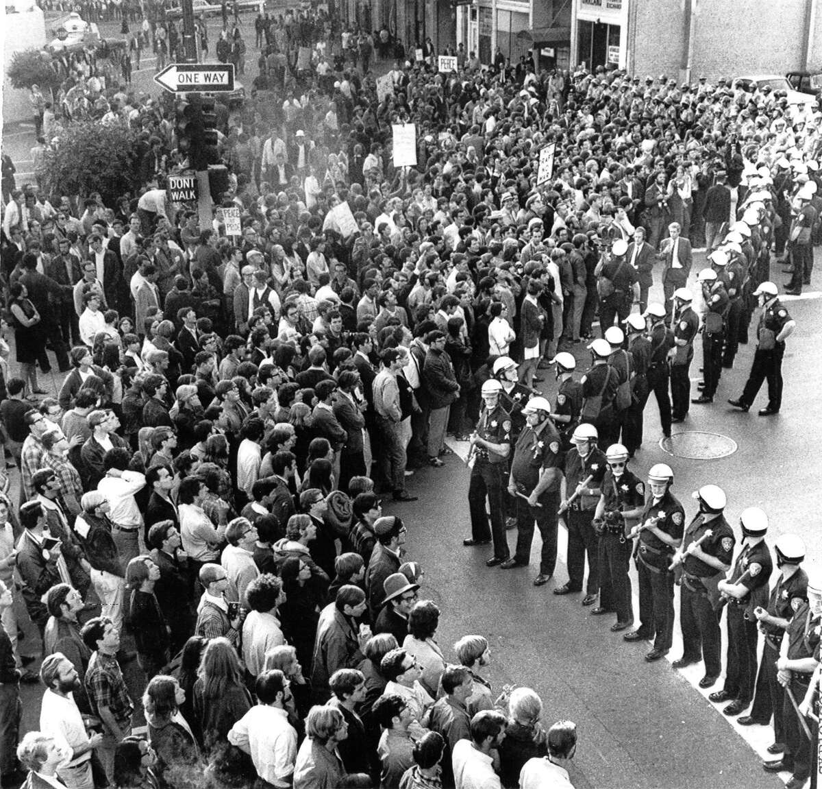 1967 Vietnam War protest photos show savagery by police in Oakland