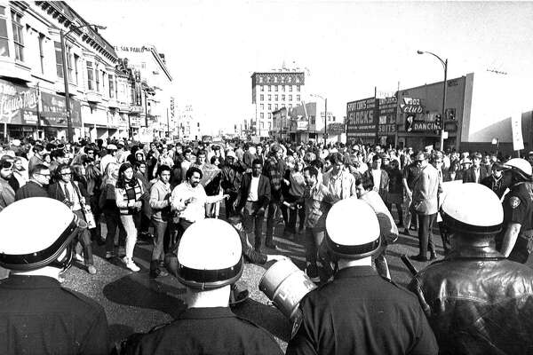 1967 Vietnam War protest photos show savagery by police in Oakland ...