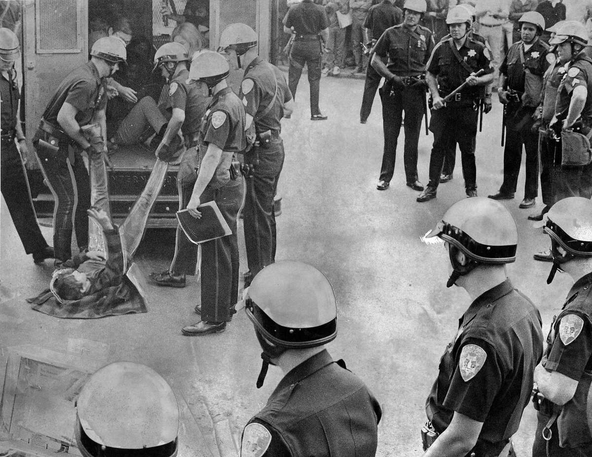 1967 Vietnam War protest photos show savagery by police in Oakland