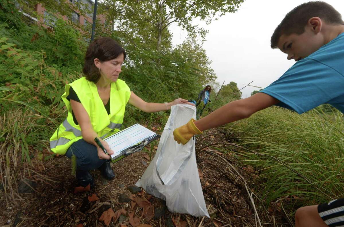 Volunteers collect 1,000 pounds of garbage in coastal cleanup