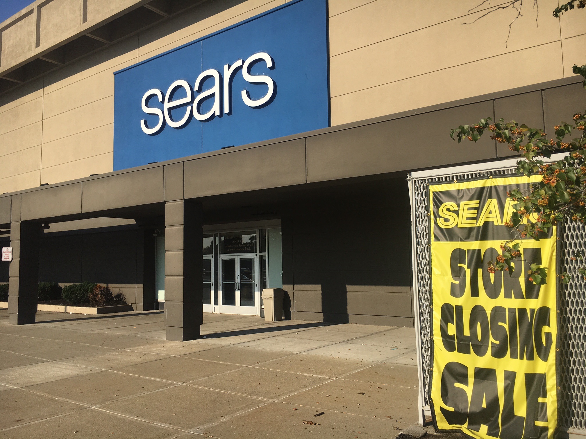 Walled off from mall, Sears sits empty in Colonie