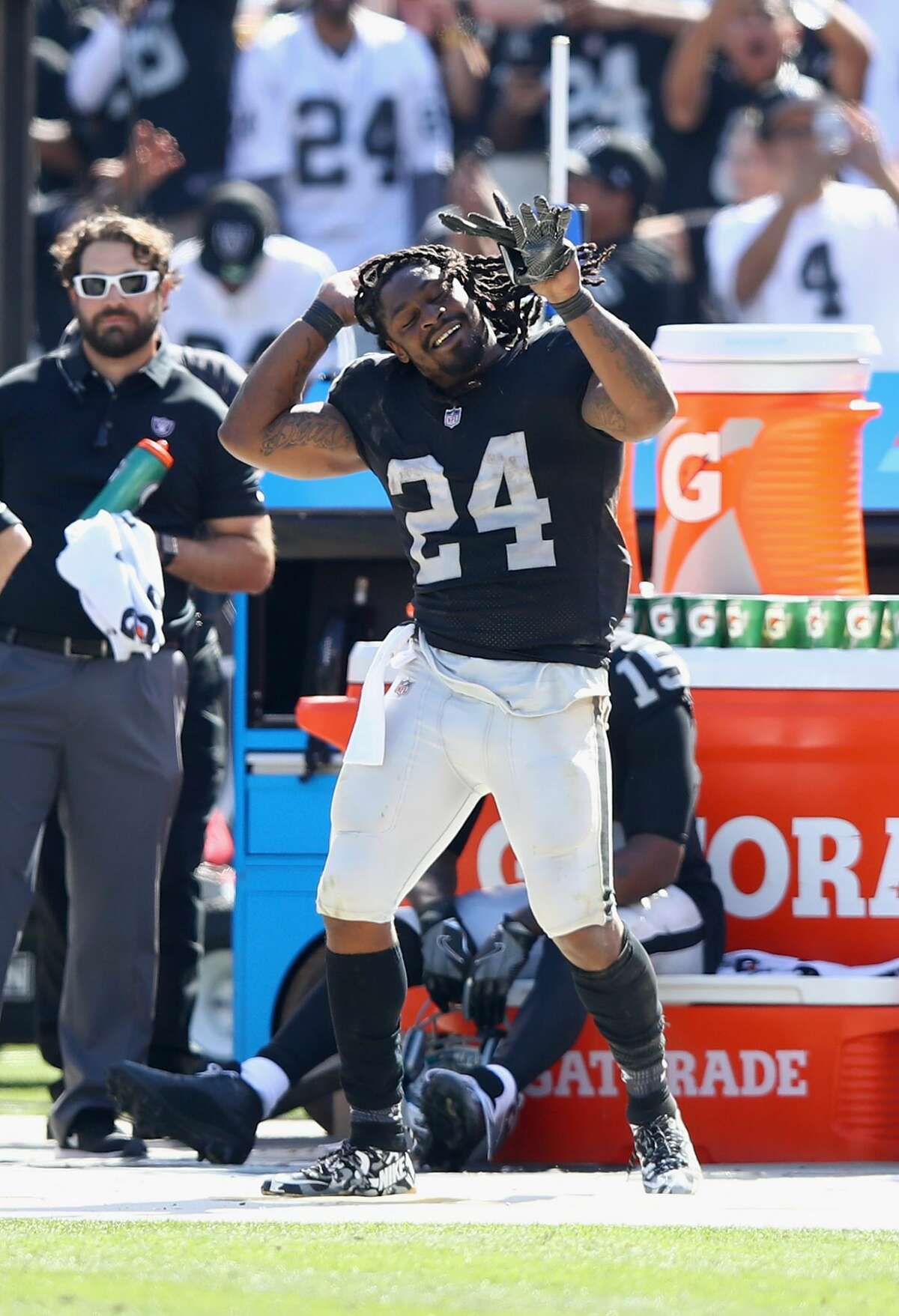 Other Raiders can’t carry Marshawn Lynch’s dancin’ shoes