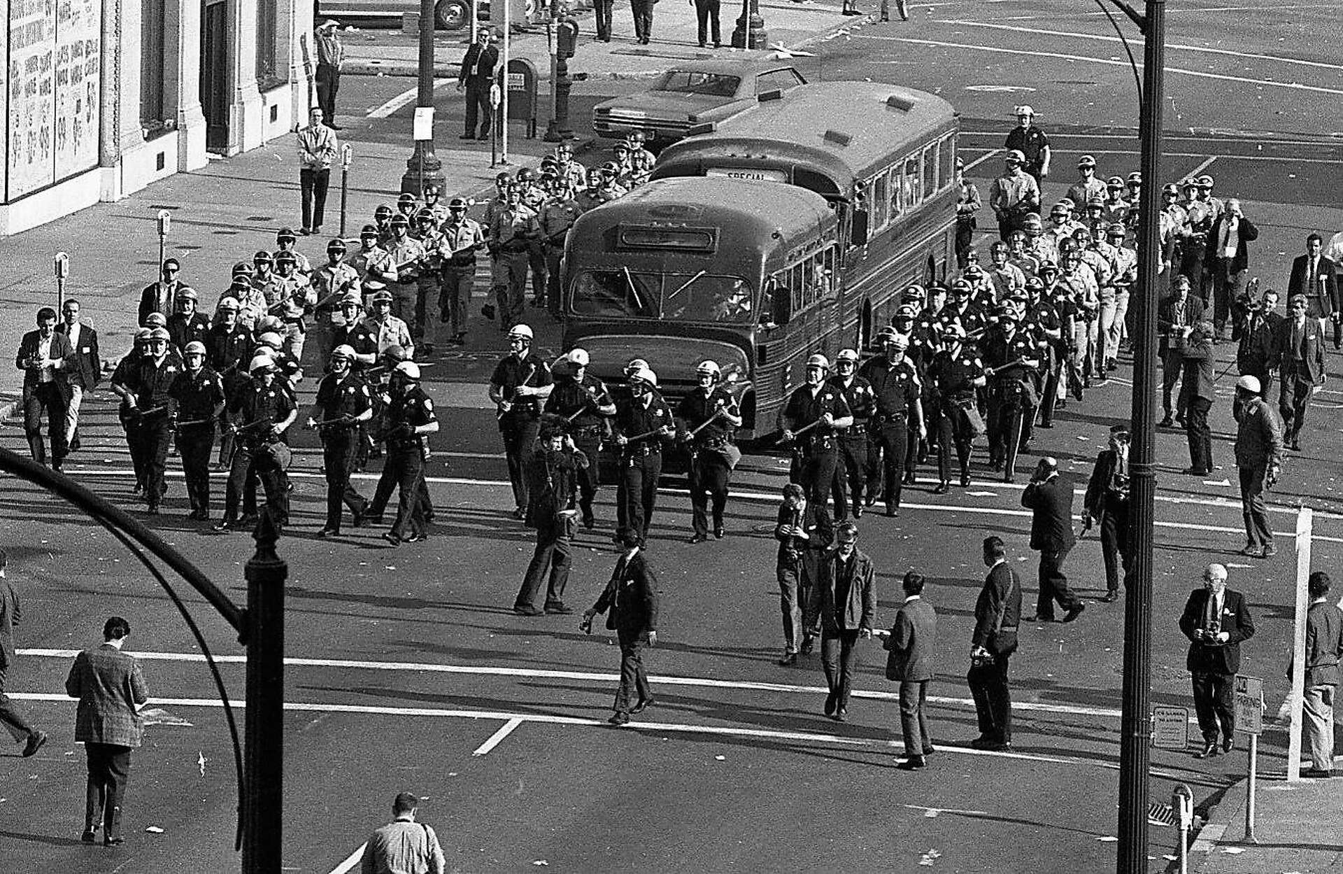 1967 Vietnam War protest photos show savagery by police in Oakland