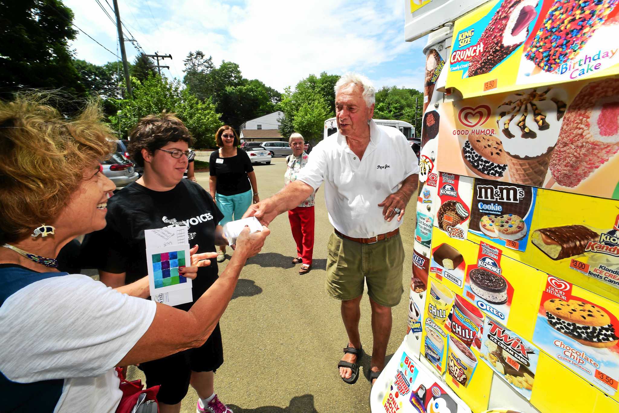 Madison’s Papa Joe retires, sells Good Humor truck and biz to ‘Coach Jim’