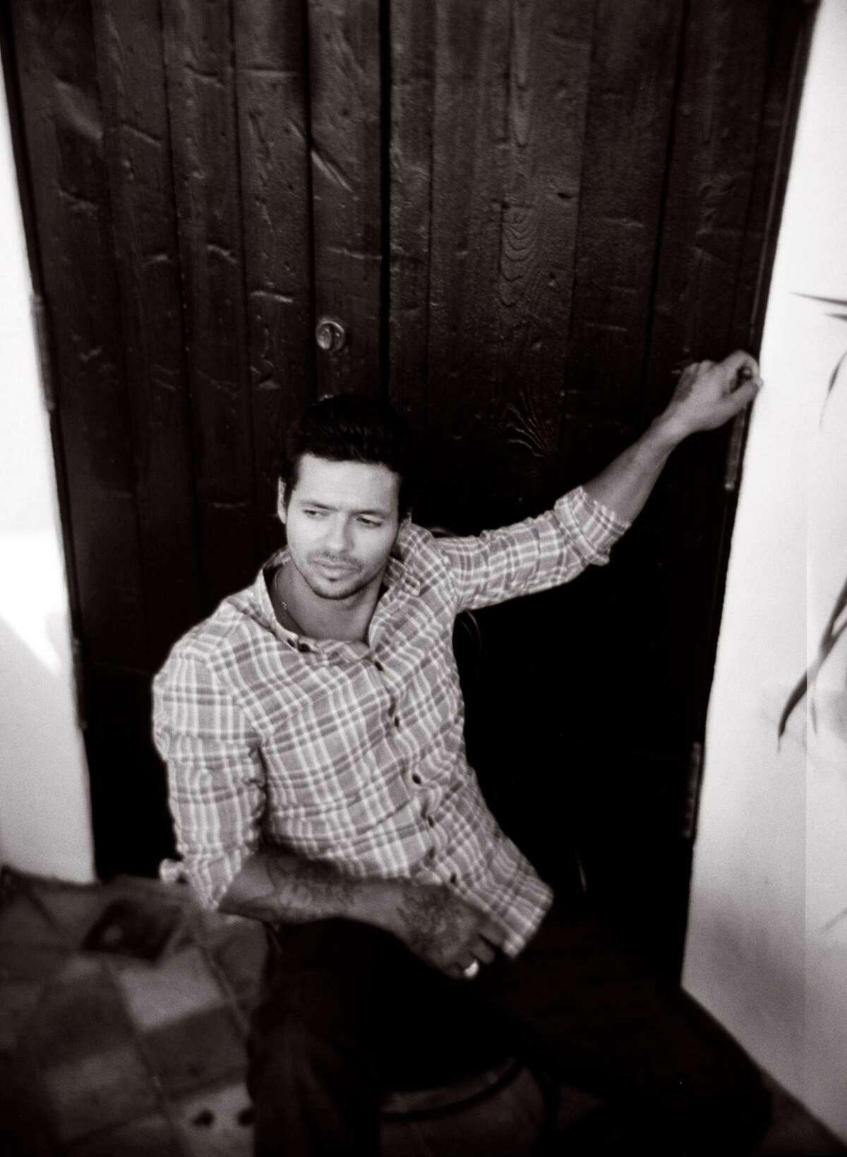 Draco Rosa finds a following on the fringes