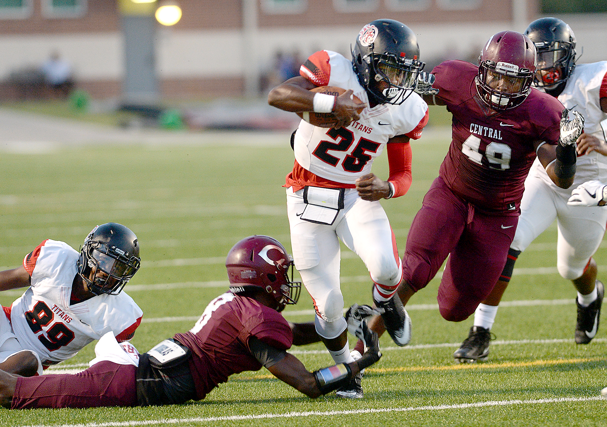 Memorial football defeats Central to open season, district